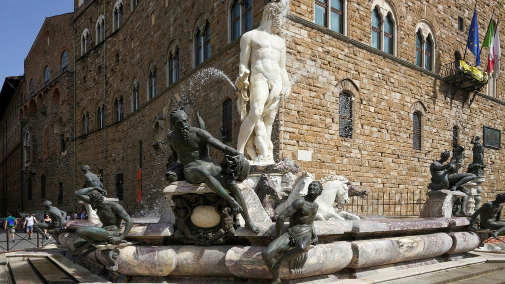 Un turista tedesco di 22 anni ha vandalizzato la Fontana del Nettuno Un turista tedesco di 22 anni ha vandalizzato la Fontana del Nettuno